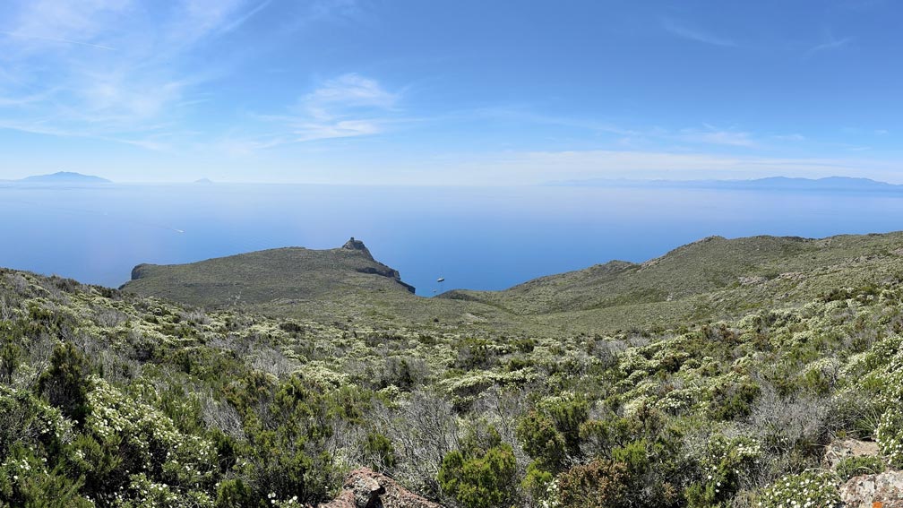 Trekking nella selvaggia Isola di Capraia · Walden Viaggi